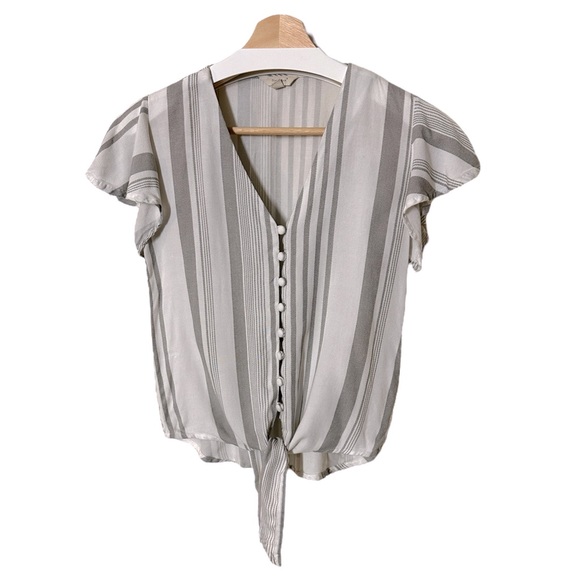 Sim & Sam | Tops | Gray Pinstriped Short Sleeve Flutter Sleeve Top W ...